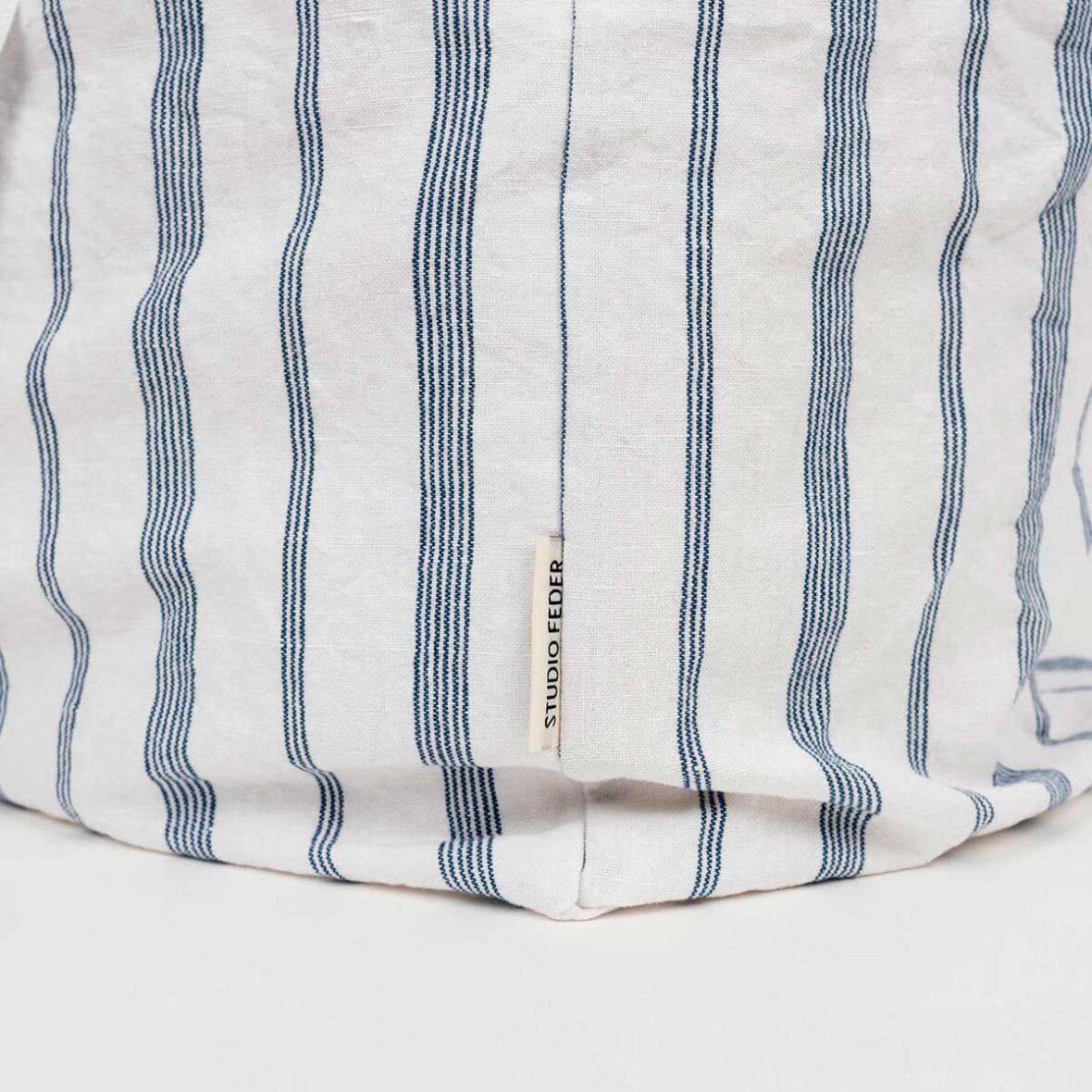 STUDIO FEDER ADULT LARGE BAG 43X41X17 CM | BLAAVAND - Stokværk