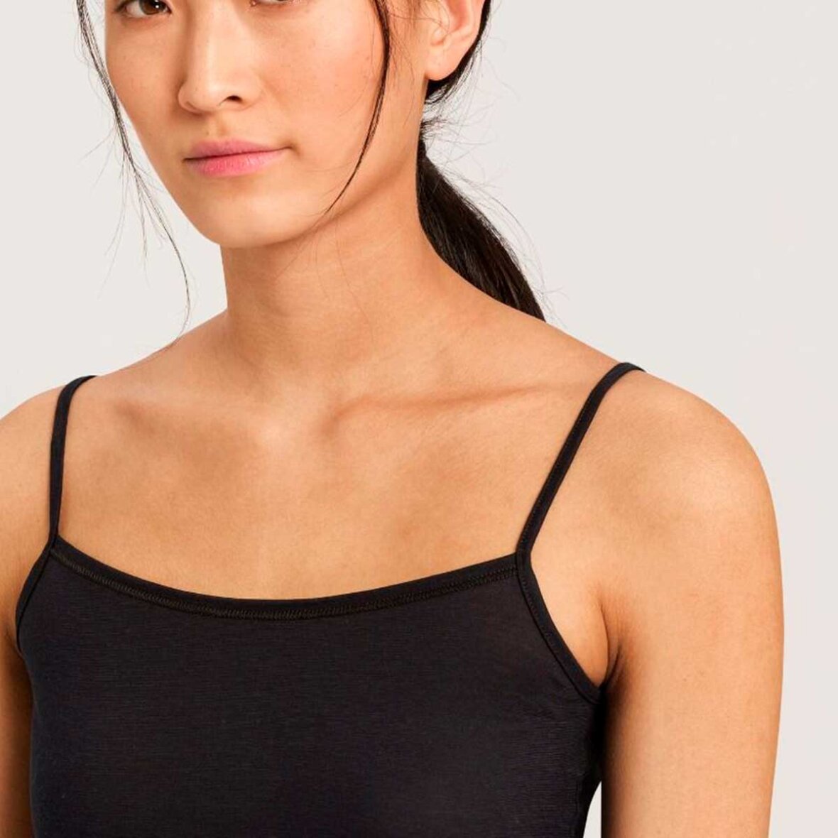 HANRO SPAGHETTI TOP - ULTRALIGHT | SORT - Stokværk